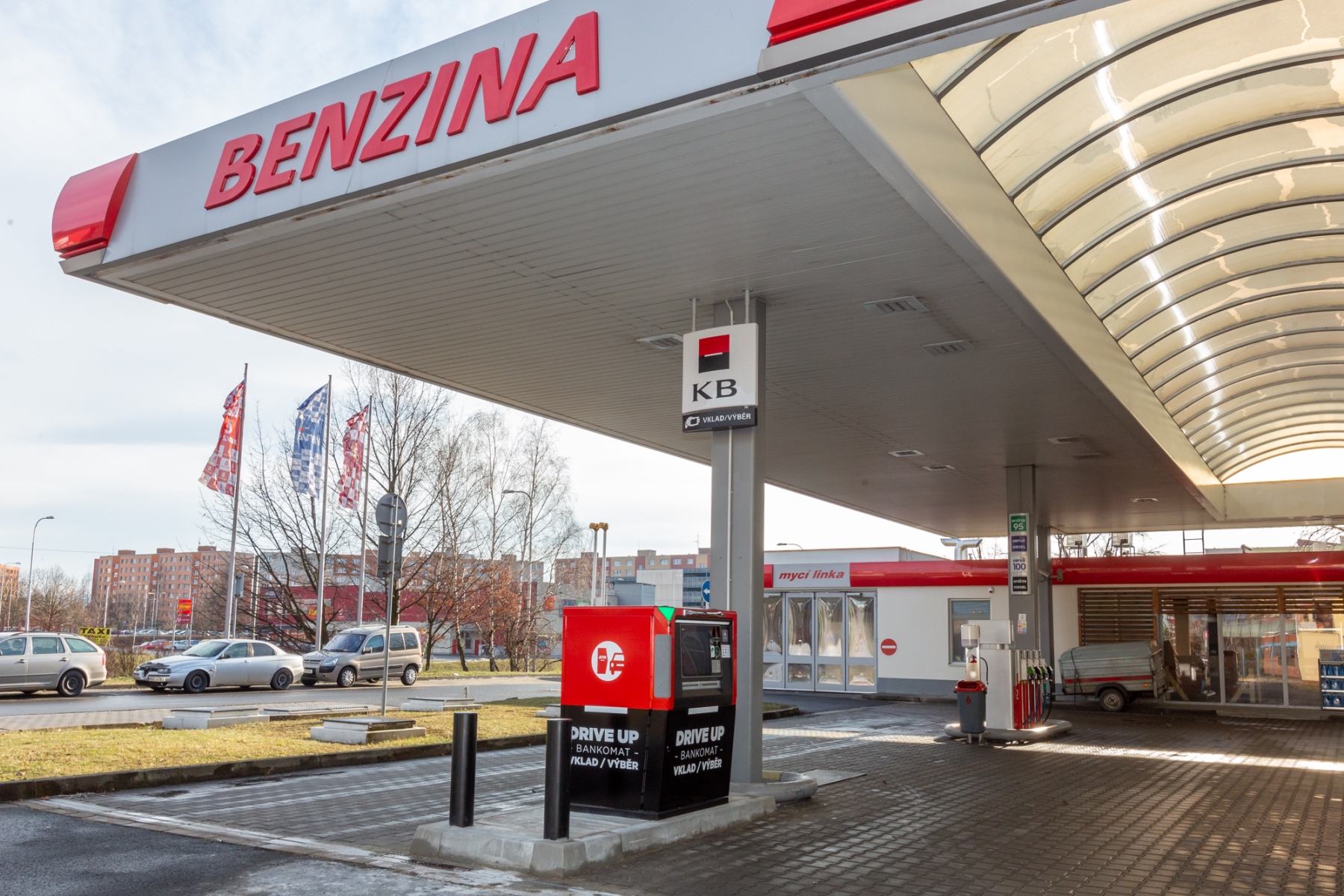 Na čerpacích stanicích Benzina lze vybrat a vložit peníze z bankomatu ...