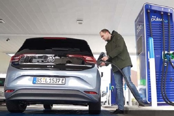 BP a Volkswagen rozšiřují služby čerpaček o dobíjecí stanice - Petrol.cz